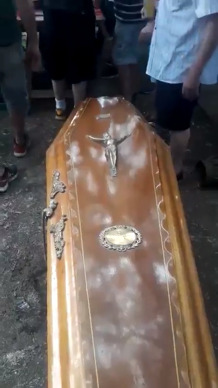 Cuando curras en la funeraria a las 8, pero a las 9 tienes fiesta