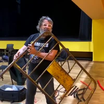 El músico Español Xavier Lozano tocando una valla metálica de las que ...