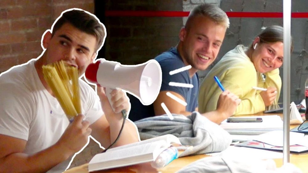 Comiendo cosas con megáfono en la biblioteca