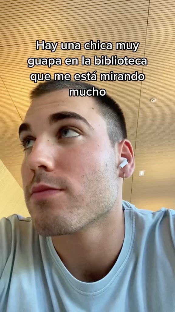 "Una chica muy guapa me está mirando mucho"