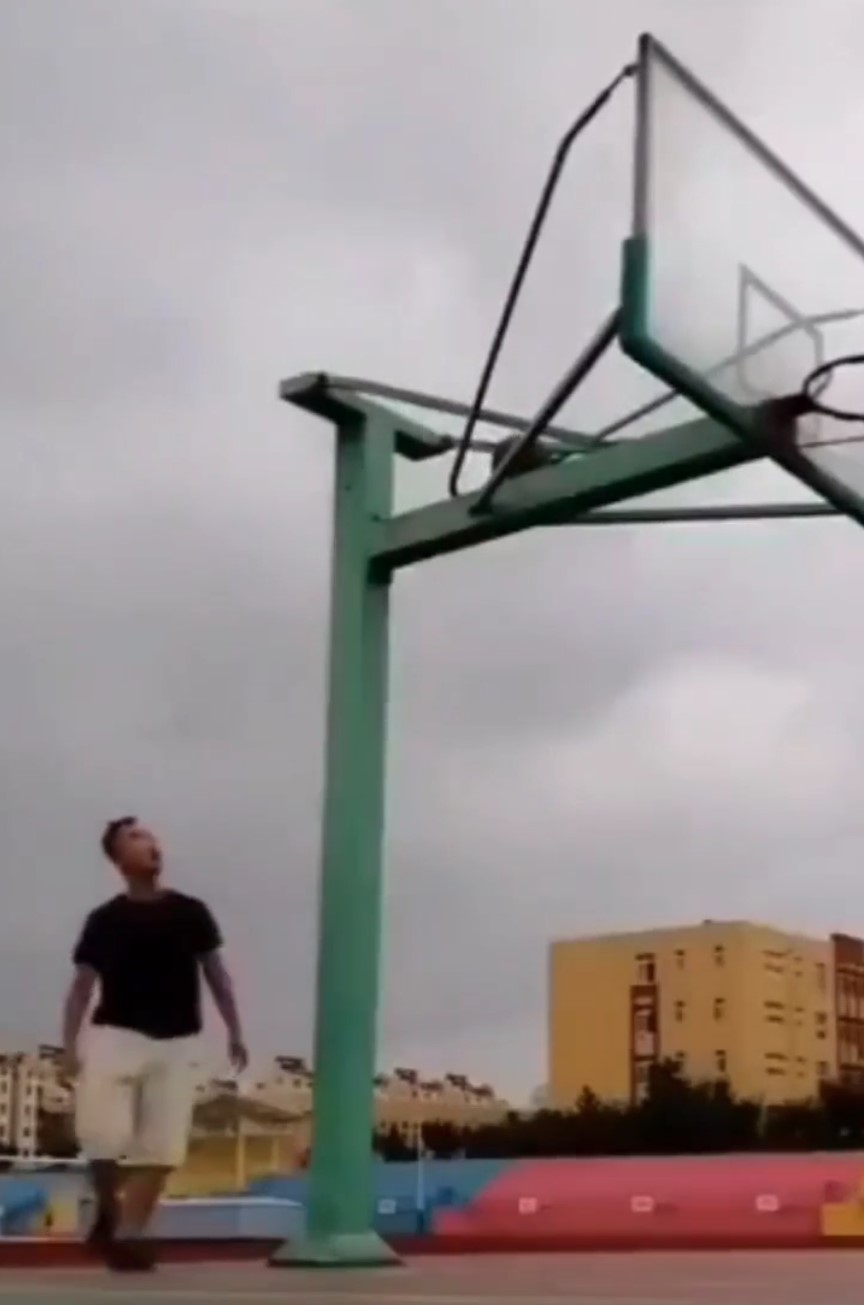 Bad Luck Brian se estrena como jugador de Basket