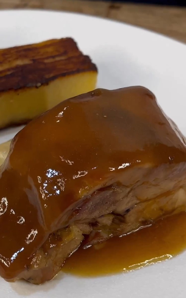 Cordero asado, deshuesado y glaseado con milhojas de patata y crema de ...