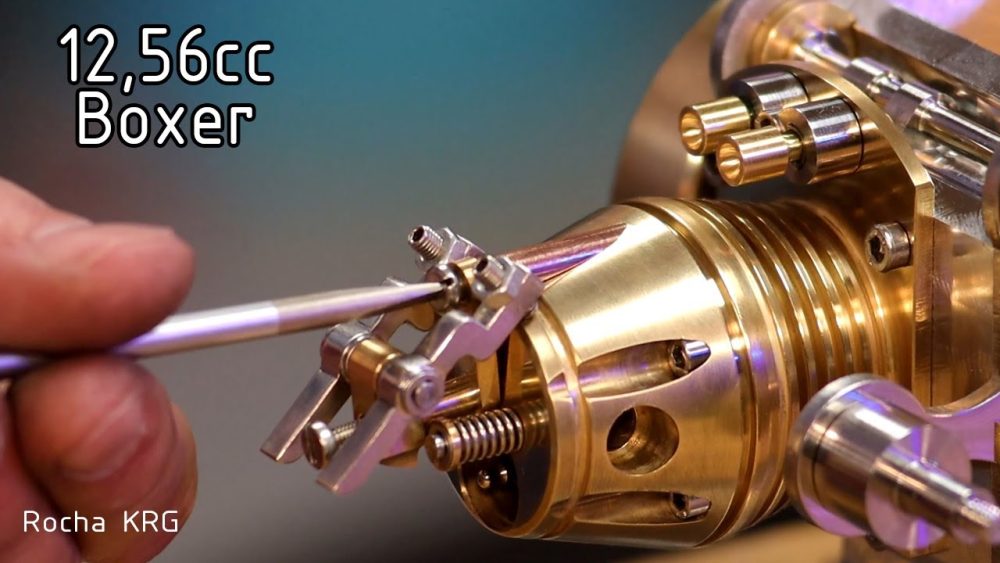 700 horas para fabricar un motor de gasolina en miniatura